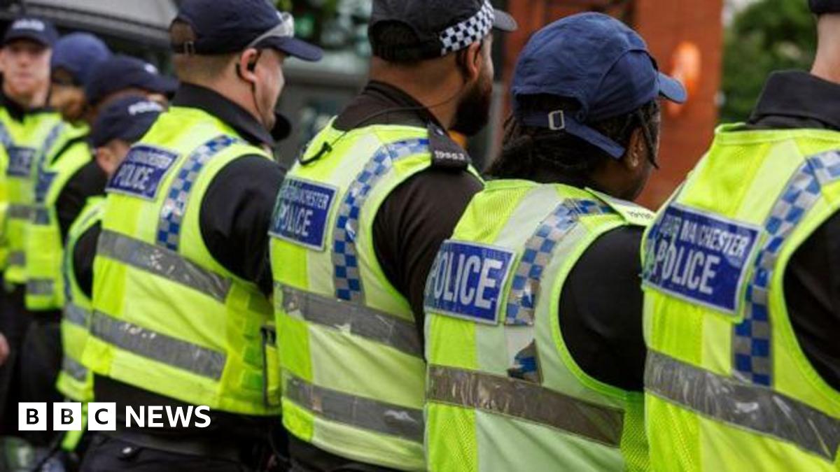 Judge tells man to get lawyer over Stockport riot live-stream - BBC News