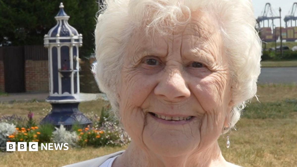 WW2 children mark 85 years since evacuation from Essex - BBC News