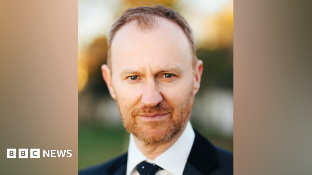 Mark Gatiss and Gina McKee to receive Durham honorary degrees - BBC News