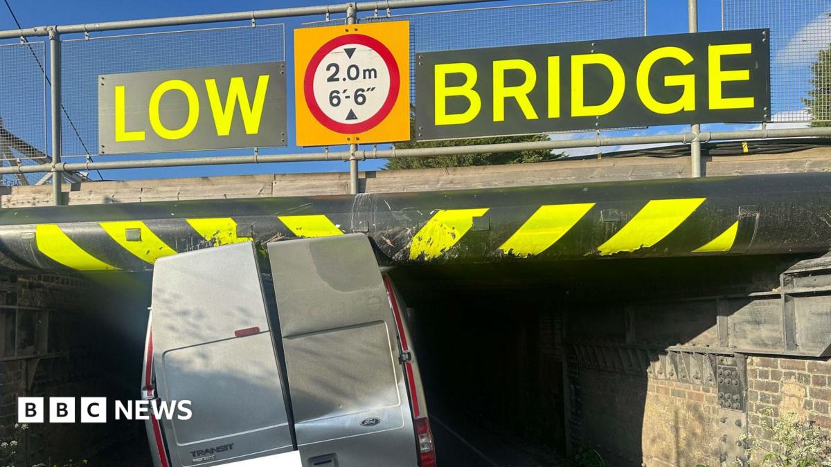 New cameras monitor Stonea Road bridge strikes - BBC News