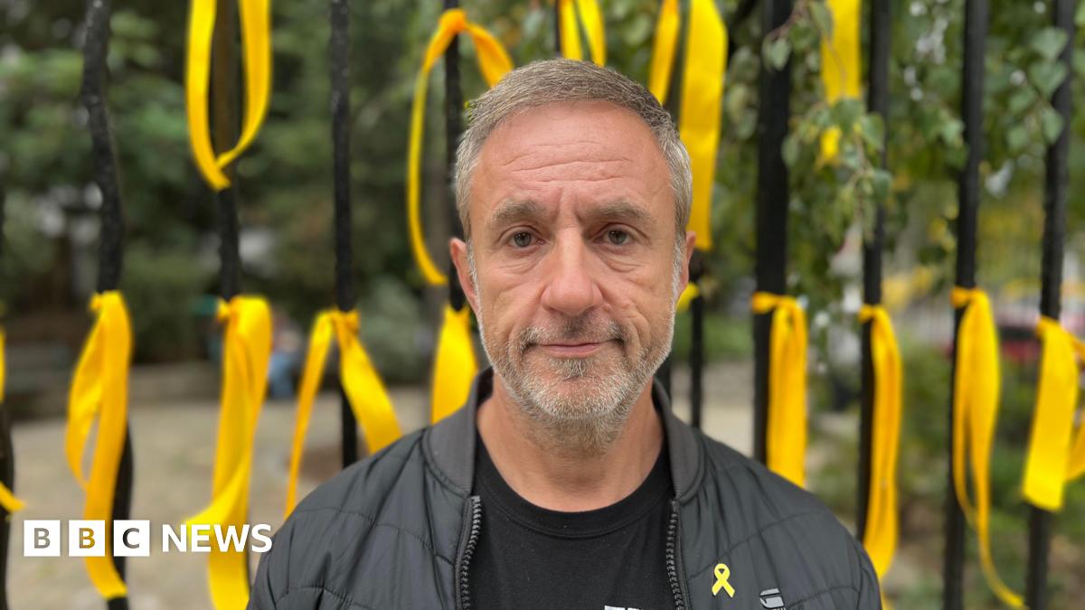 Woman filmed cutting down yellow ribbons in Muswell Hill - BBC News