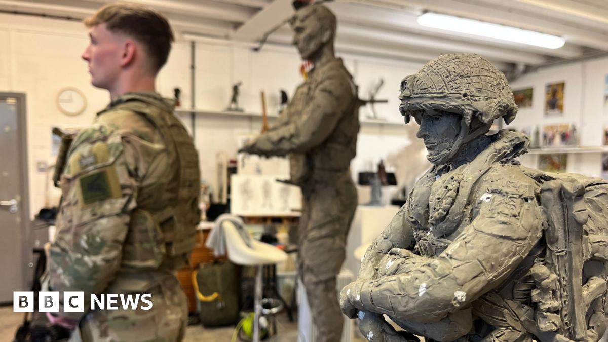 Colchester military veterans march to fund £200,000 statue - BBC News
