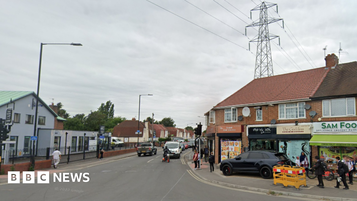Slough murder inquiry: Police name 82-year-old victim - BBC News