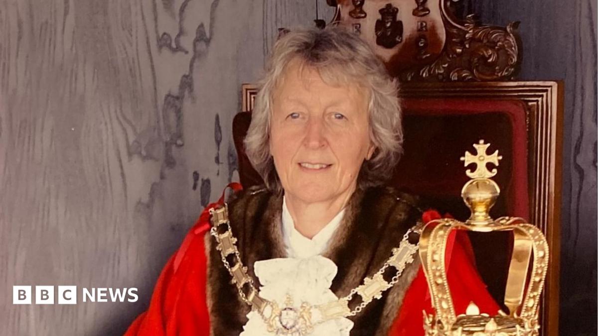 Reading street named in memory of former mayor - BBC News