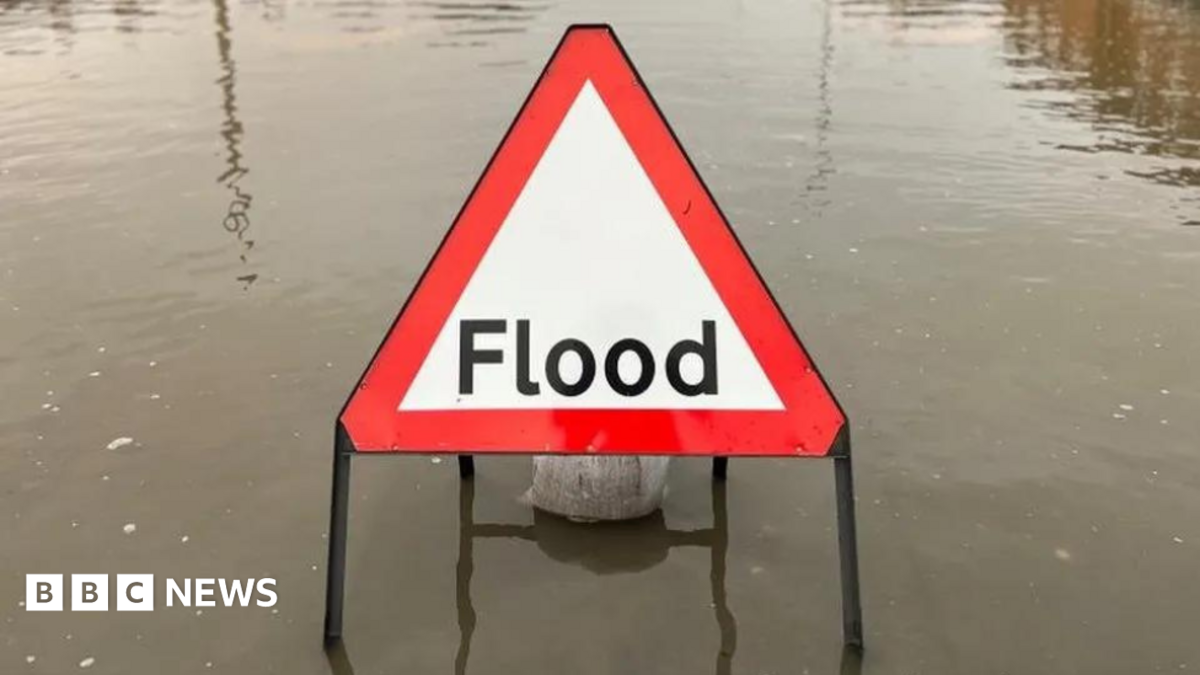 Flooding expected along Humber Estuary, officials say - BBC News