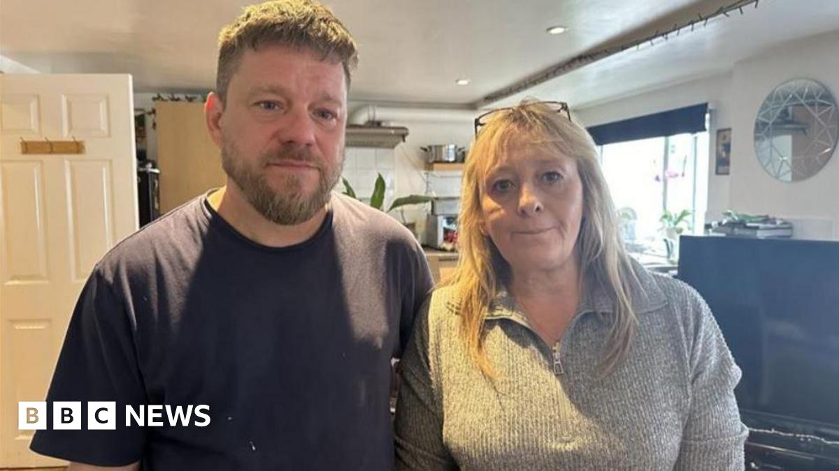 Littlehampton: Residents' distress at flood damage to properties - BBC News