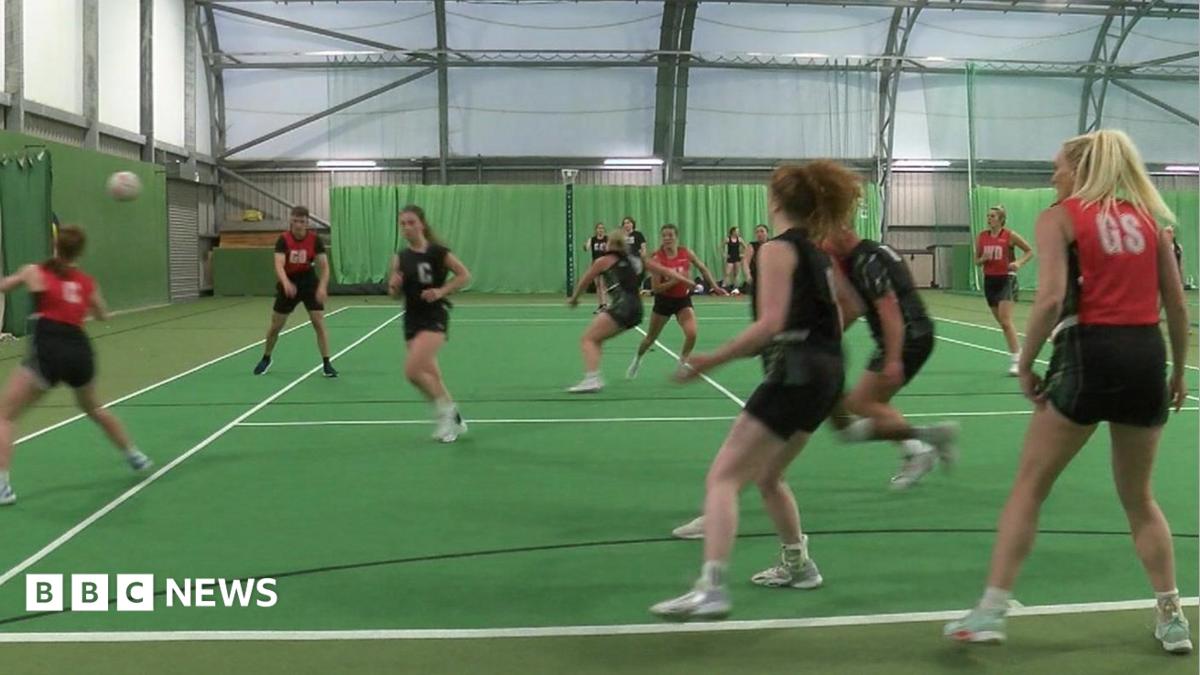 Devon Dynamites: Mixed netball team in plea for male players - BBC News