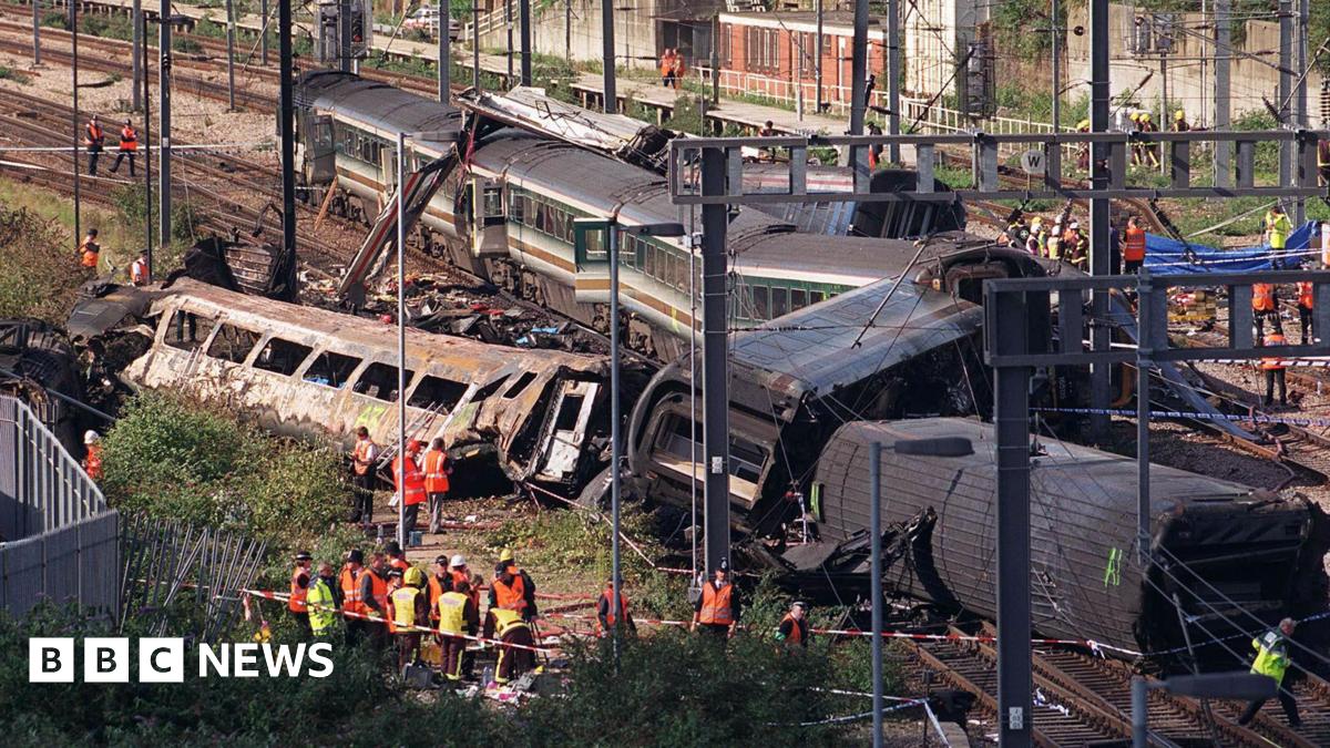 Ladbroke Grove: Flowers laid to honour west London rail disaster - BBC News