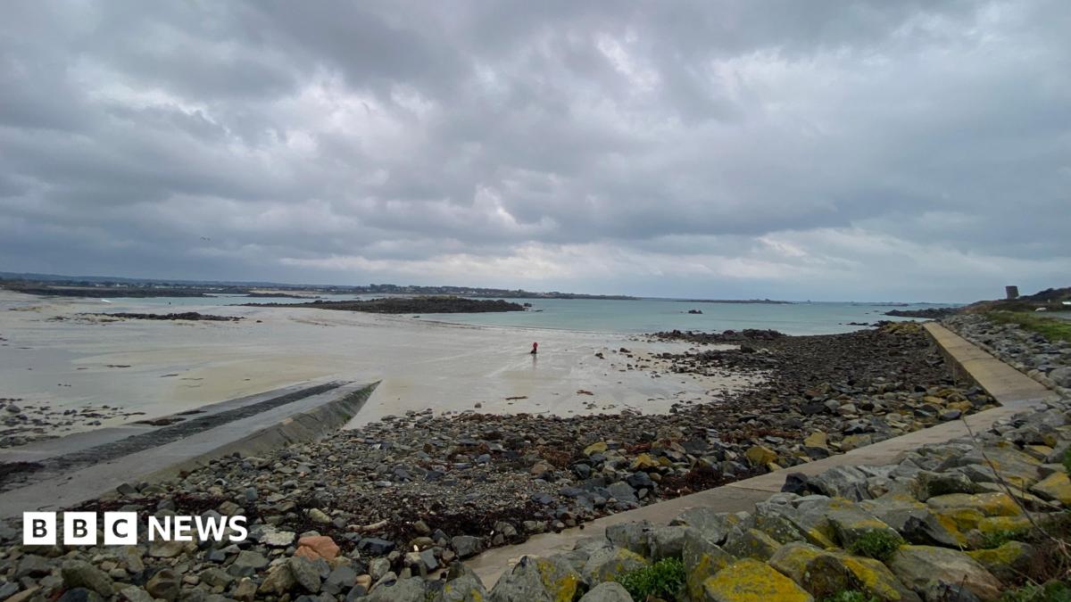 Yellow snow warning issued for Guernsey - BBC News
