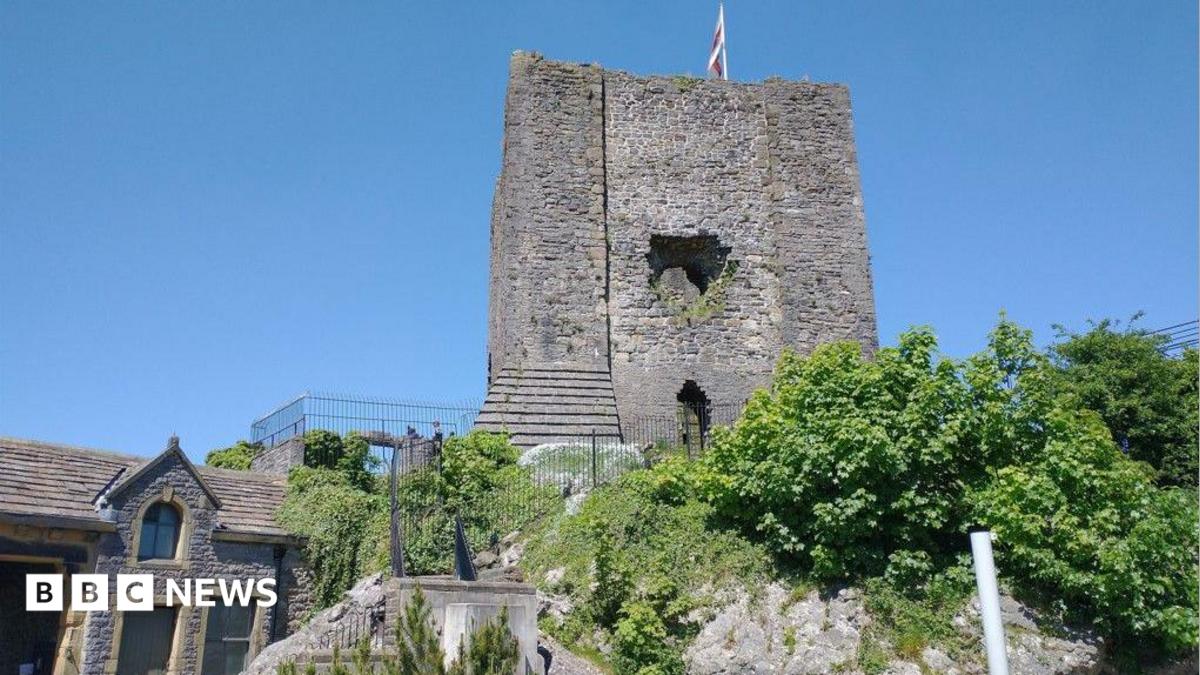 Castle's restoration work delayed by a year - BBC News