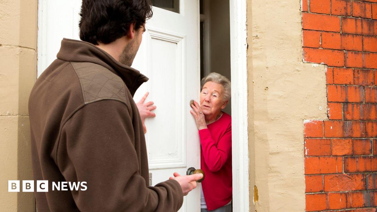 Surrey and Sussex: Police warning over rising doorstep crime - BBC News