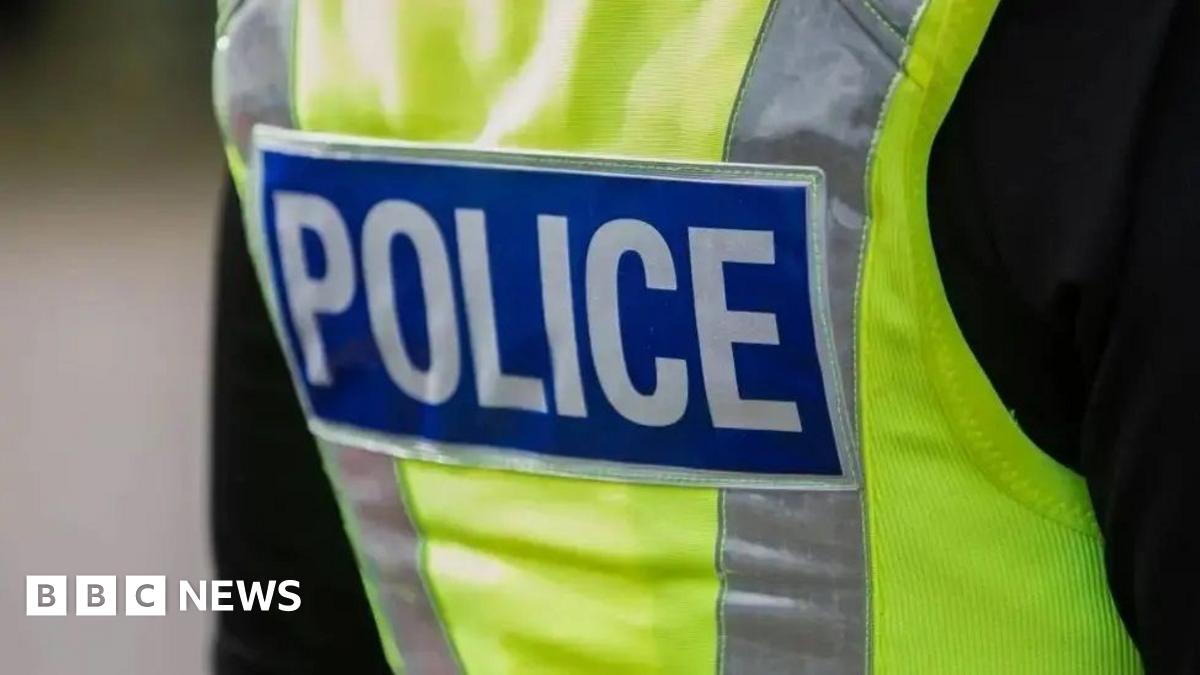 M1 reopens between Watford and Elstree after crash - BBC News