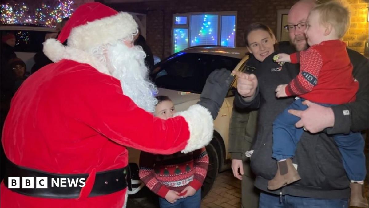 Burgess Hill: Santa pays surprise visit to toddler with cancer - BBC News