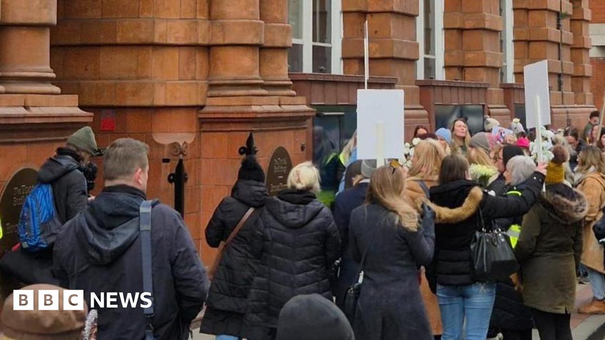 Protesters demand talks with mayor over grooming gangs - BBC News