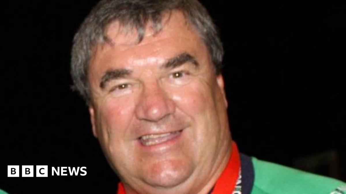 Roy Torrens: Bell honours giant of Irish cricket - BBC News