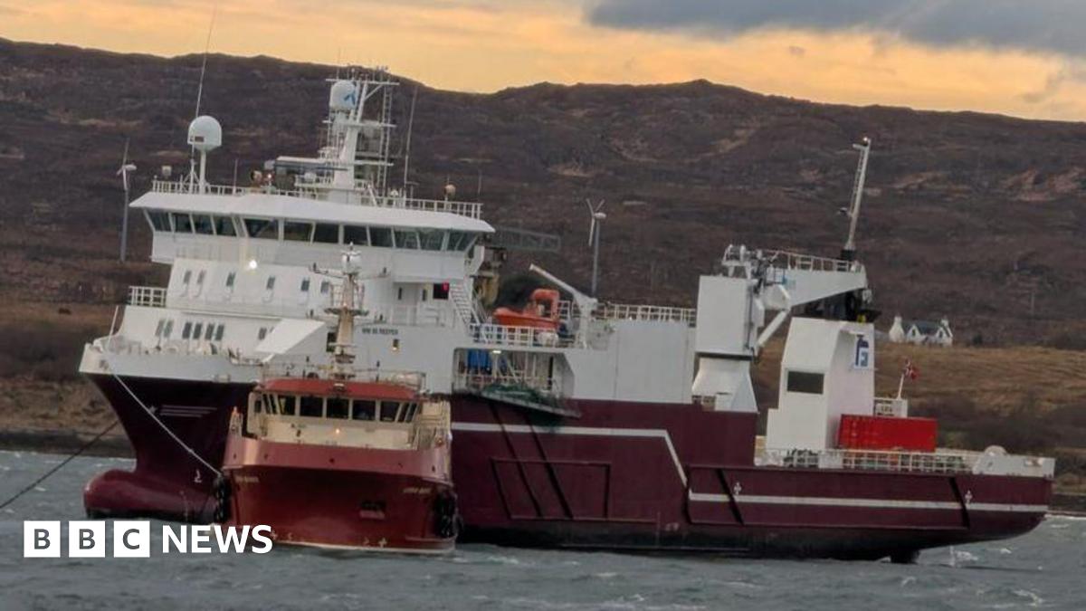Cargo vessel runs aground off Isle of Skye - BBC News