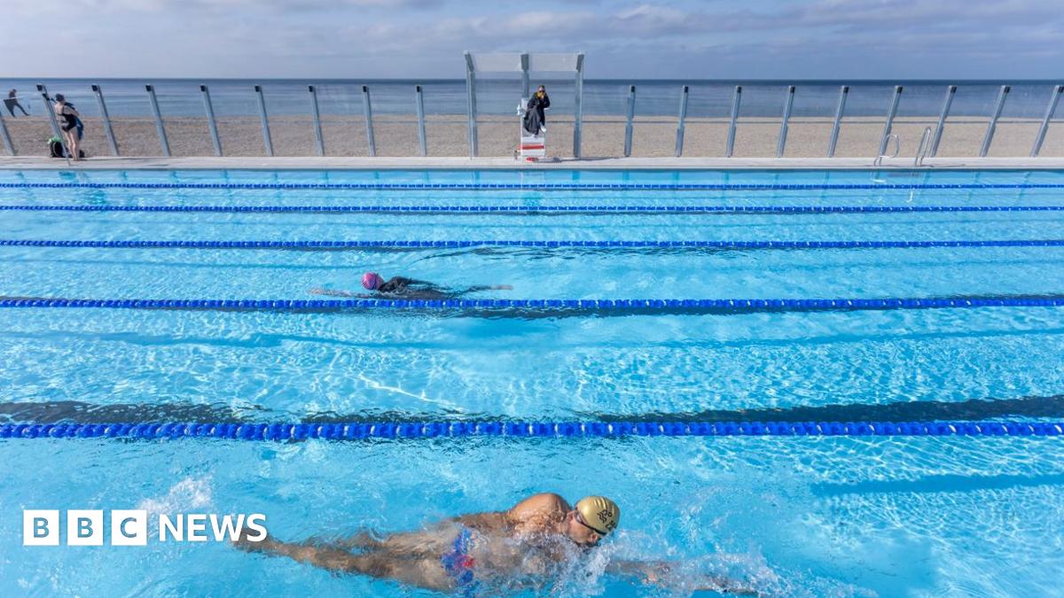 Brighton: Outdoor heated swimming pool opens on seafront - BBC News