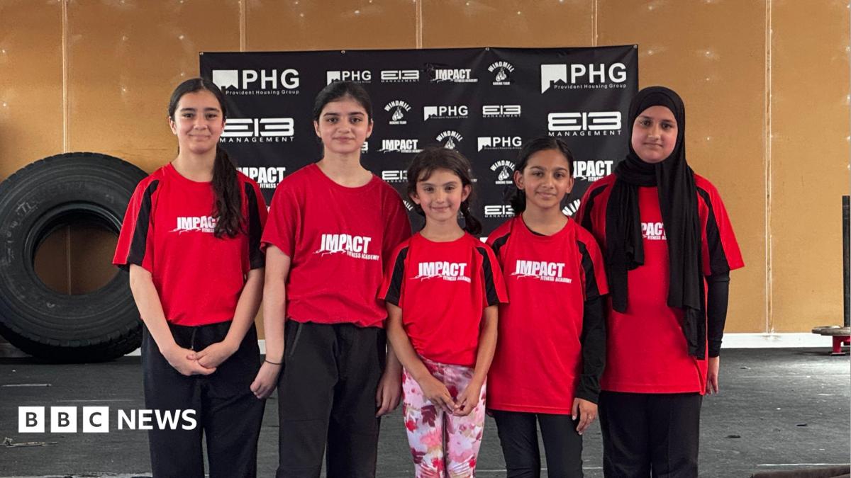 Female Muslim wrestlers unable to compete over uniform rules - BBC News