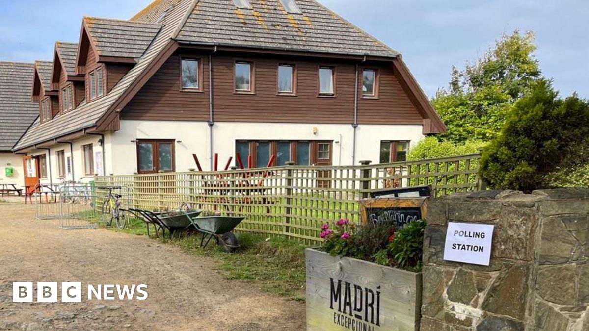 Sark voters go to ballot in contested by-election - BBC News