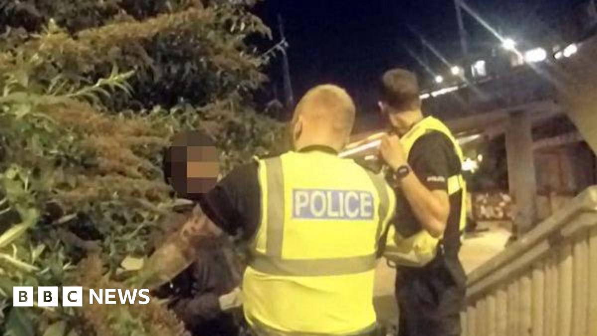 Five arrested after machete seen at Nottingham skatepark - BBC News