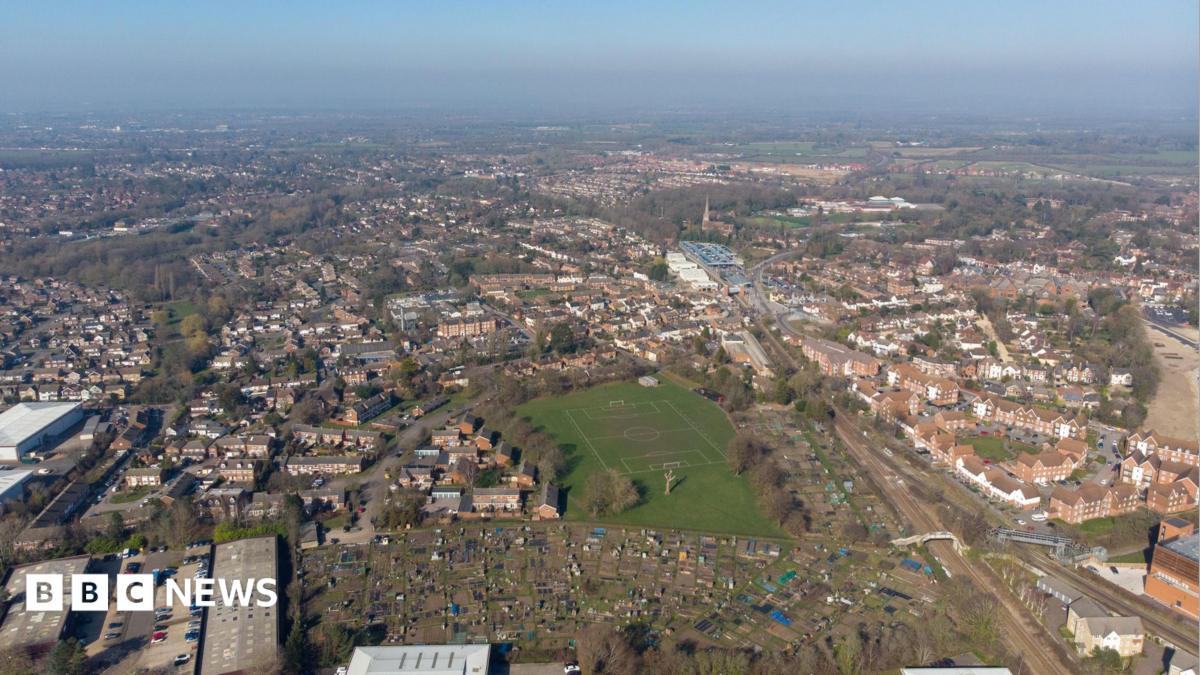 Wokingham Council warns of fees hike if funding plans go ahead - BBC News
