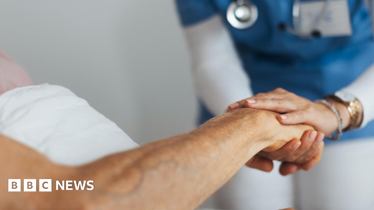 Major NI healthcare report calls for investment - BBC News