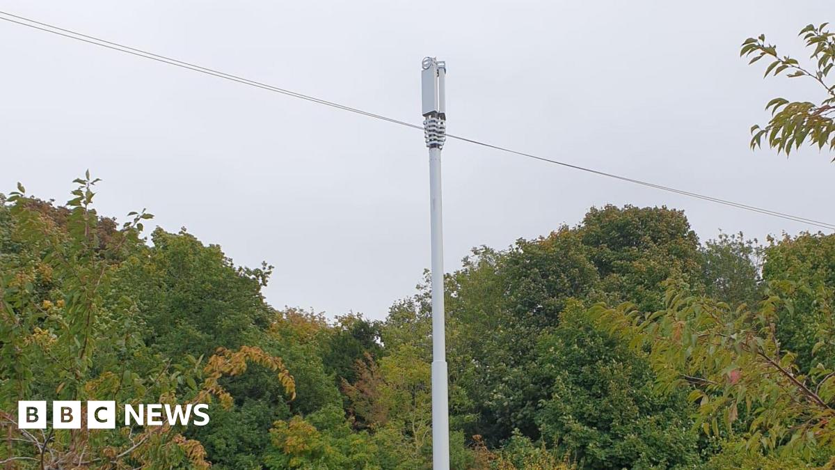 Lewes residents object to 5G mast erected by Three - BBC News