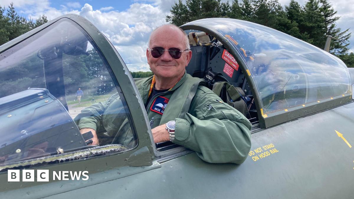 RAF pilot's final flight in North Yorkshire after 45 years - BBC News