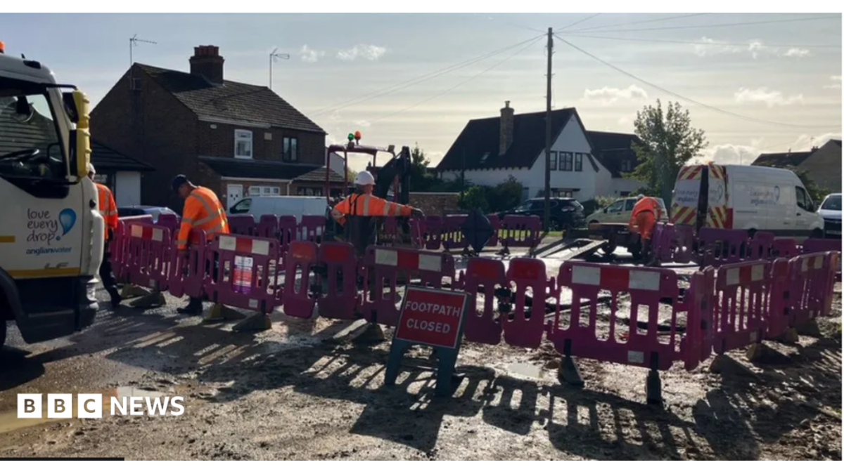 Peterborough Road in Farcet reopens after water main repair - BBC News