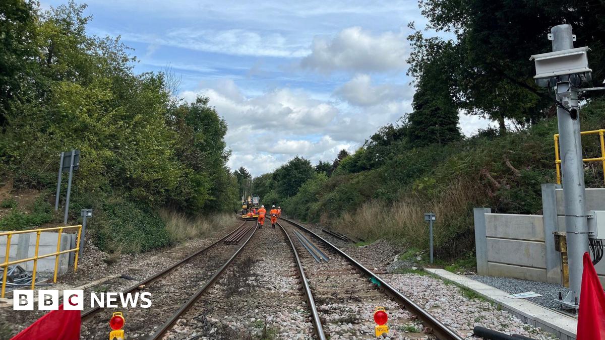 Network Rail works ending on Surrey's riskiest' level crossings - BBC News