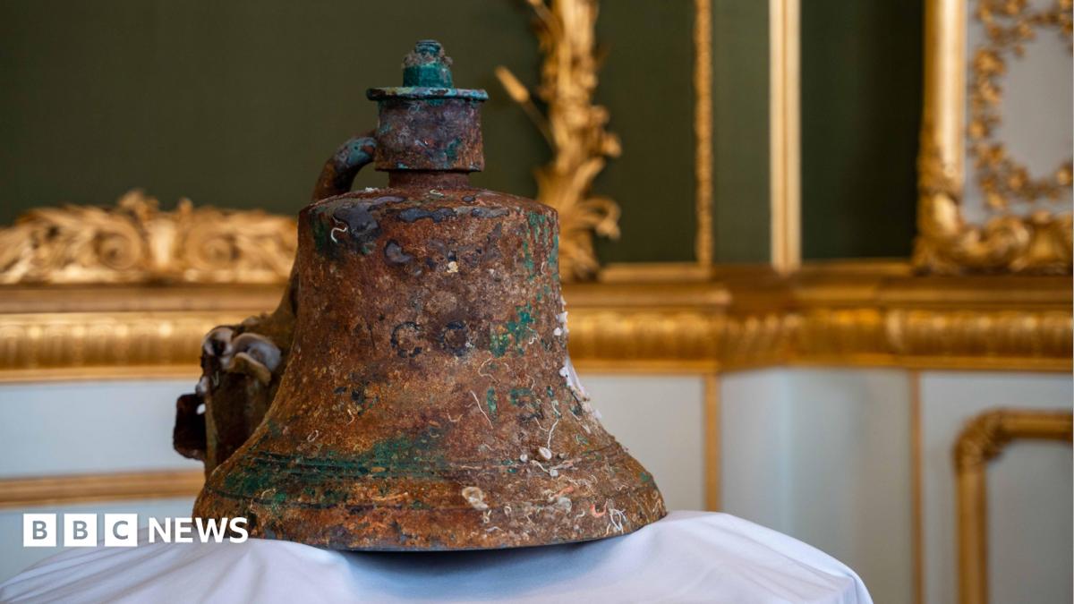 Bell from WW1 shipwreck off Isles of Scilly handed back to US - BBC News