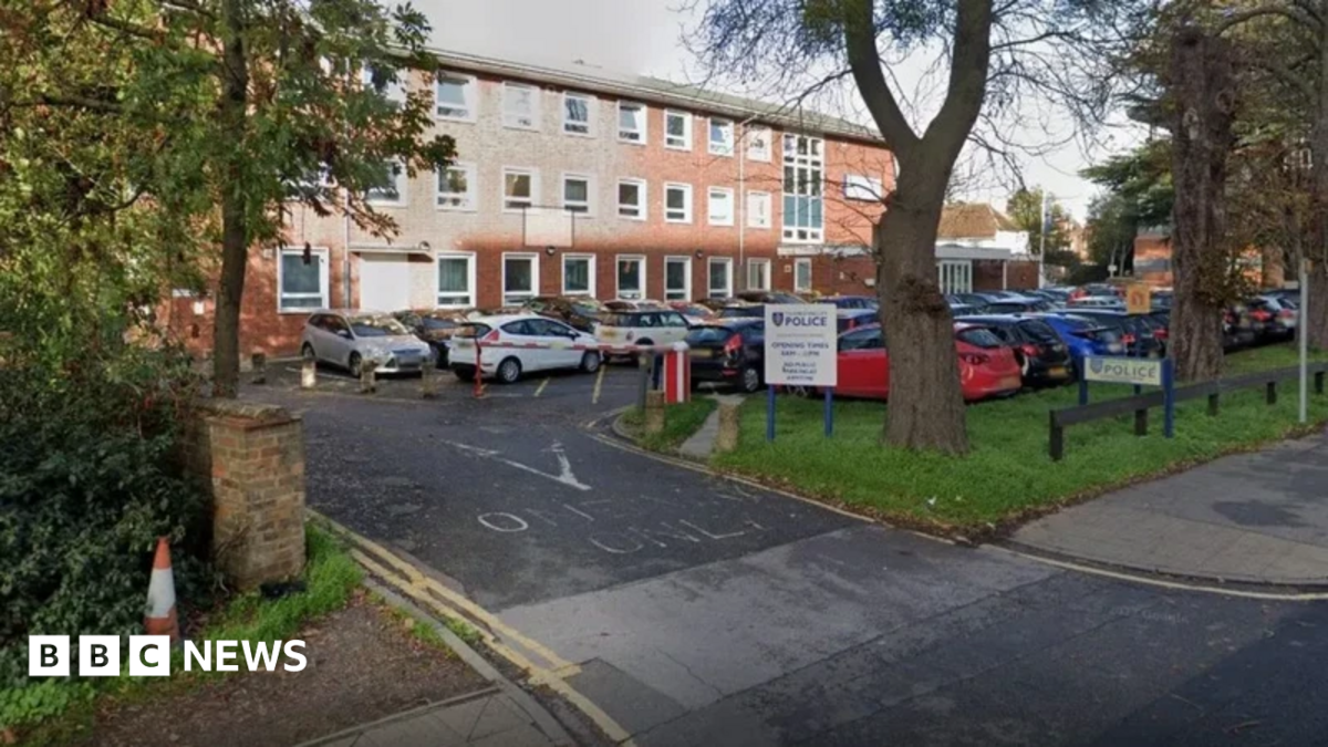 Police sergeant based in Slough tried to talk to child about sex - BBC News