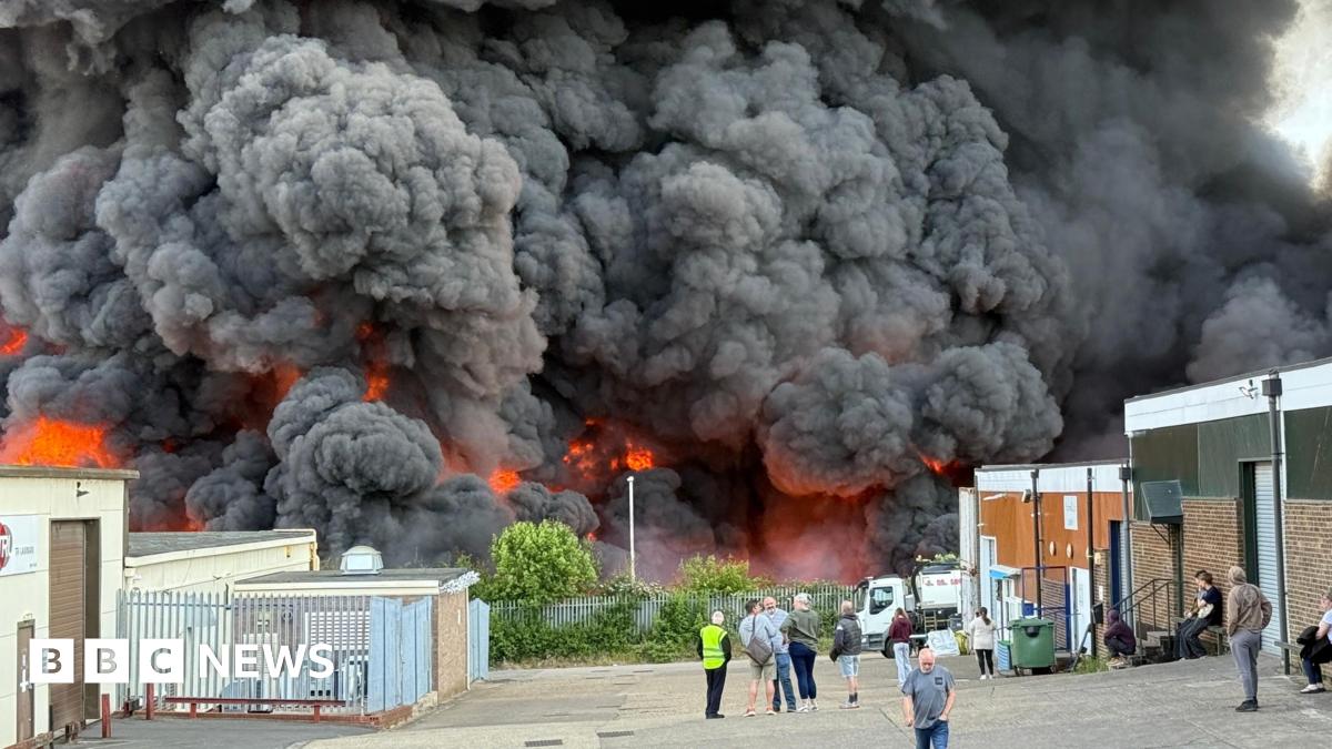 Rushden recycling site fire leaves roads still closed - BBC News