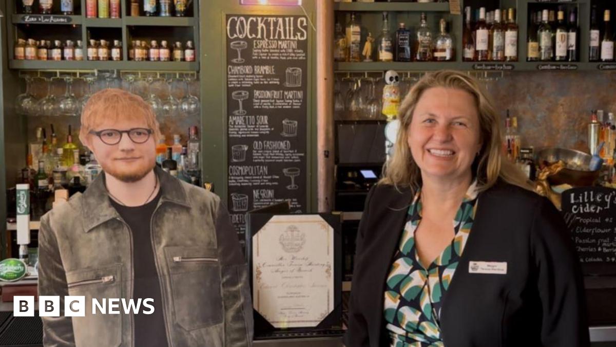 Australian mayor of Ipswich visits Ed Sheeran pub in Ipswich - BBC News