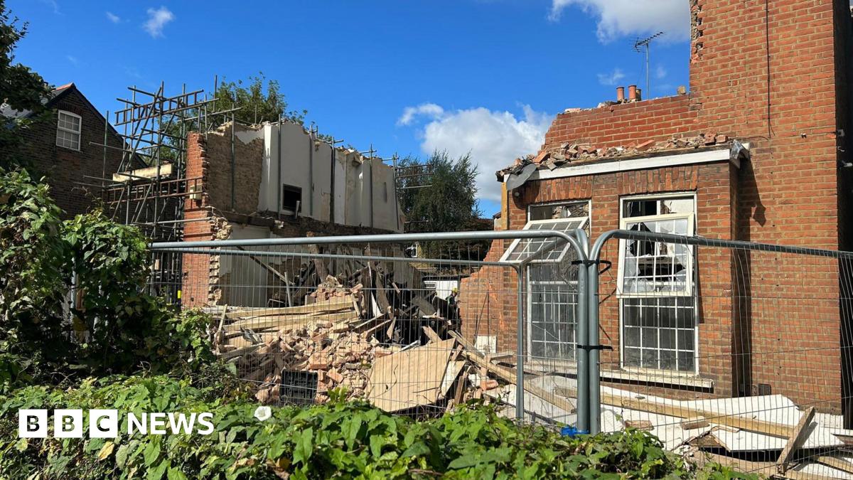 Lower Mortlake Road houses collapse during redevelopment - BBC News