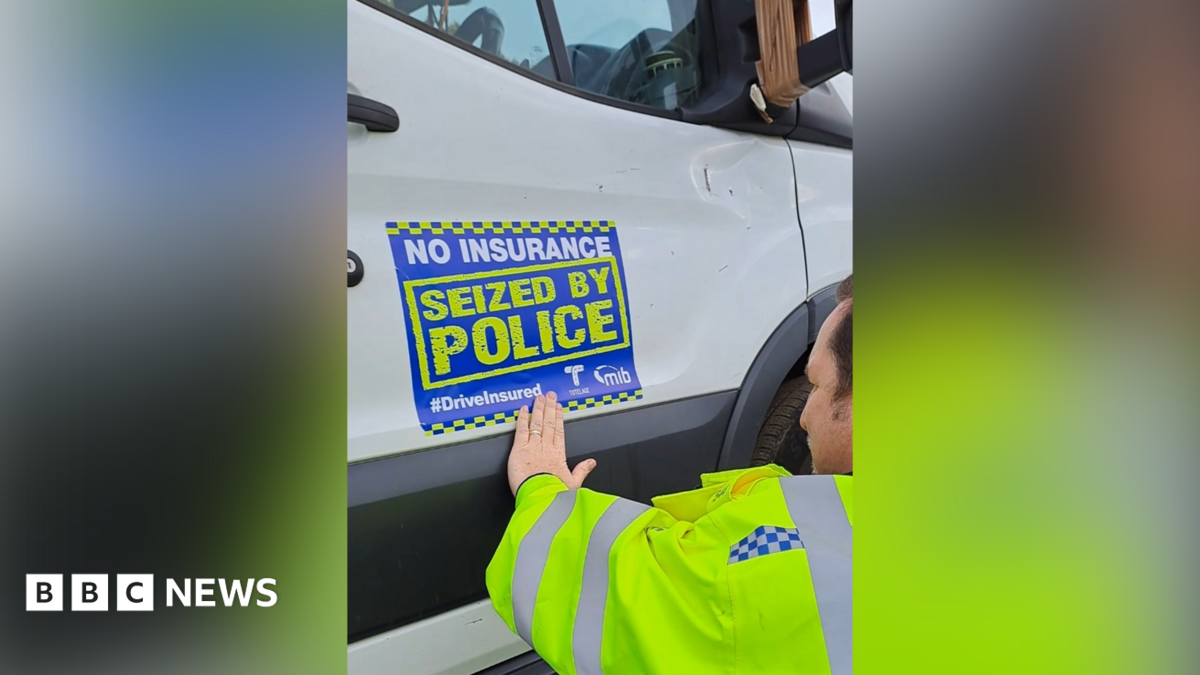 Targeted police operation in Dudley sees 25 vehicles stopped - BBC News