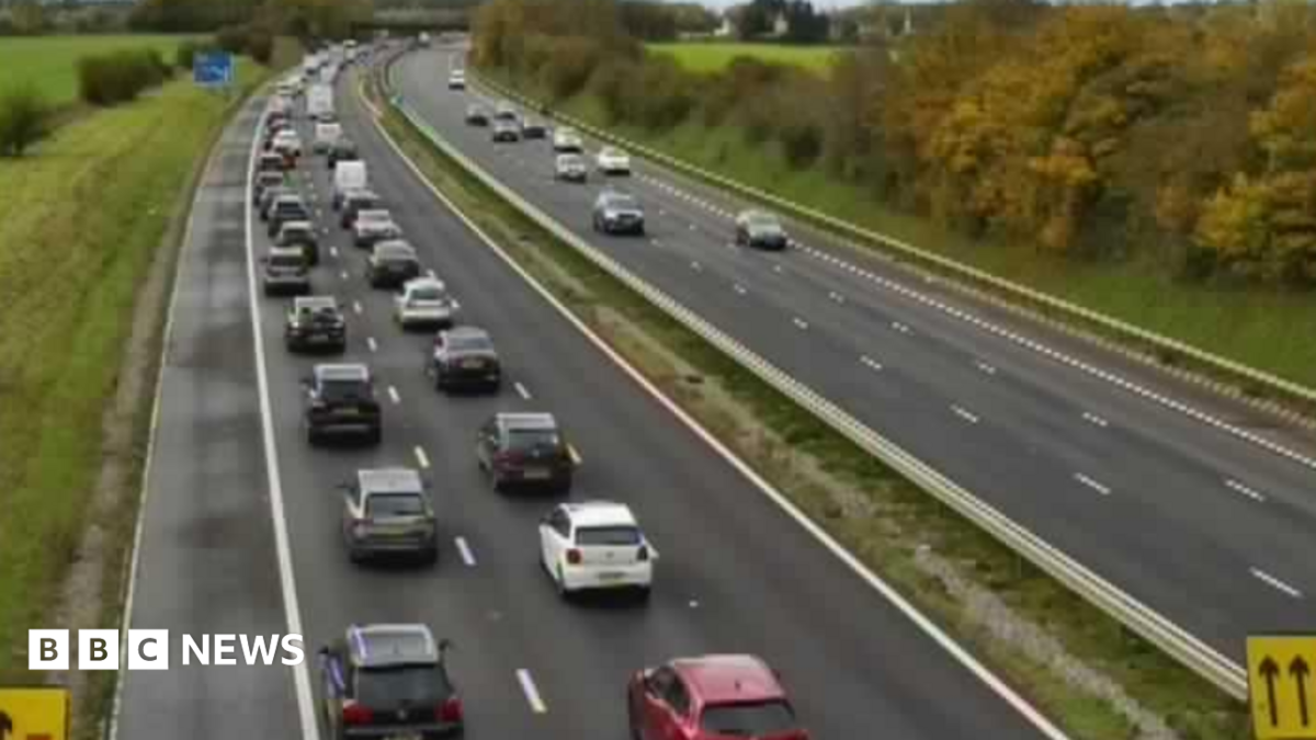 Heavy M4 traffic on second day of closure - BBC News