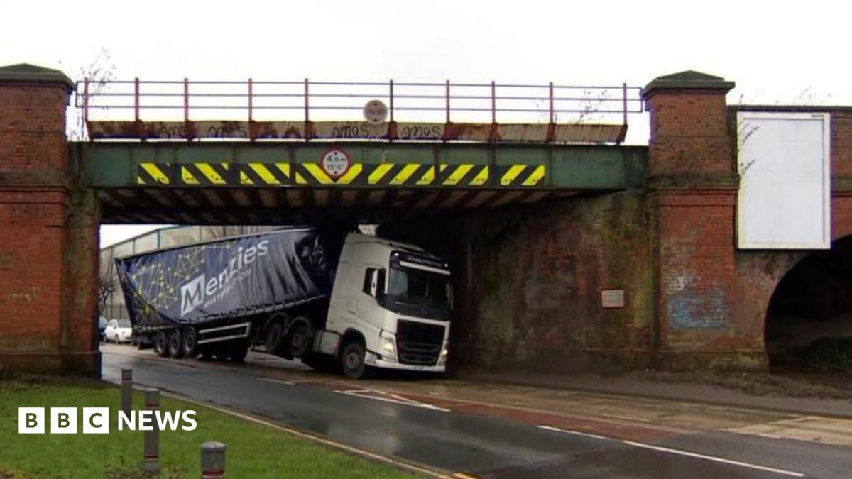 Hull MP urges action after lorry strikes rail bridge - BBC News