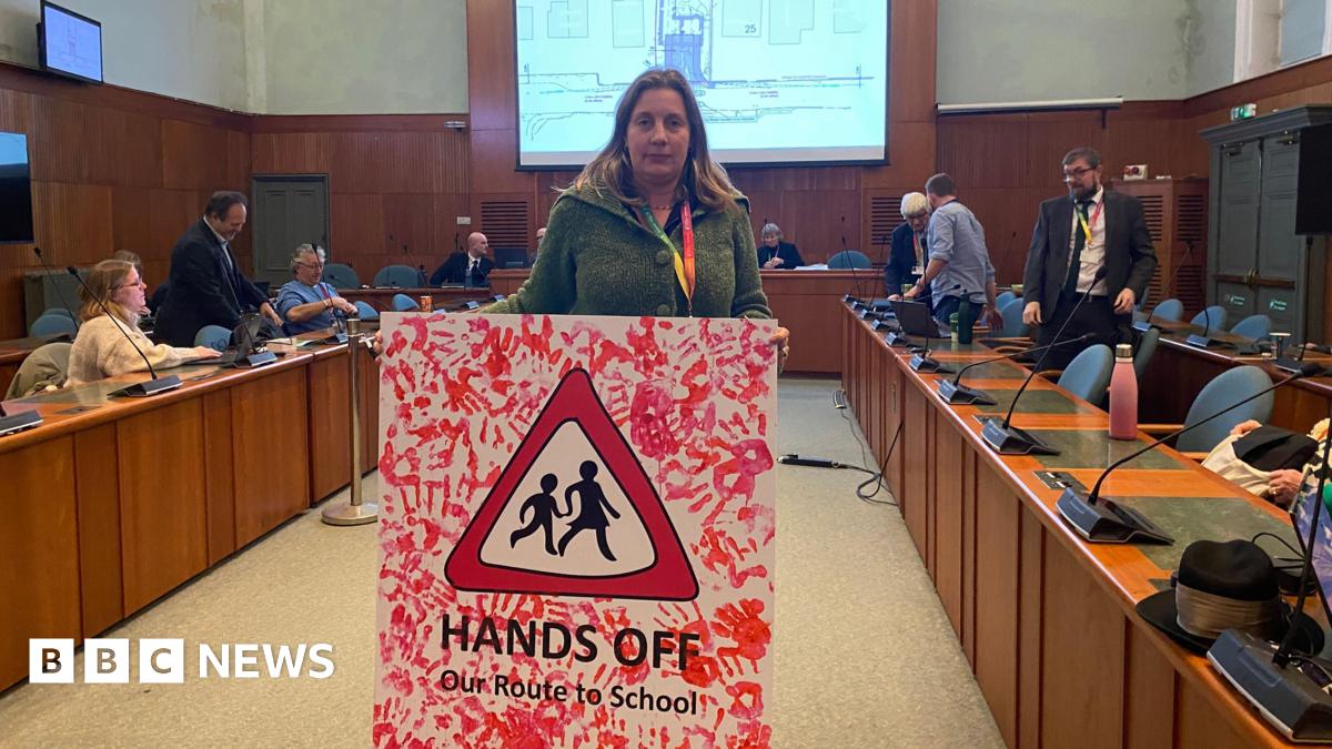 Backwell: Child safety concerns over access to 125 new homes - BBC News