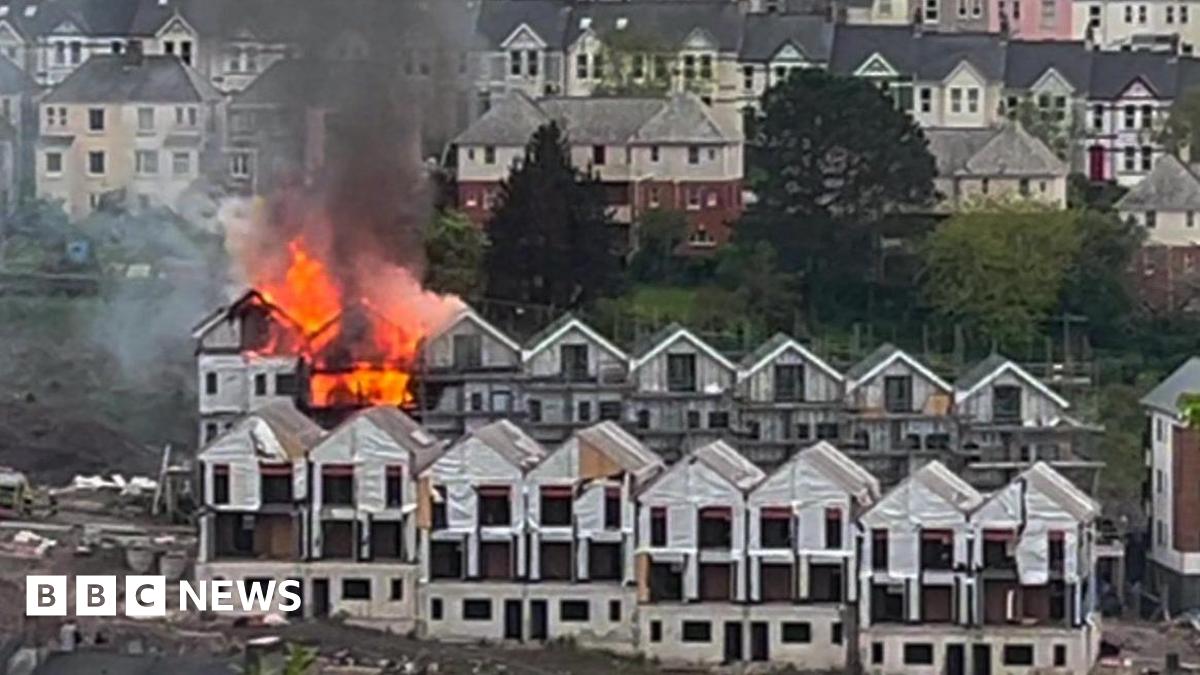Fire destroys terraced homes at Plymouth building site - BBC News