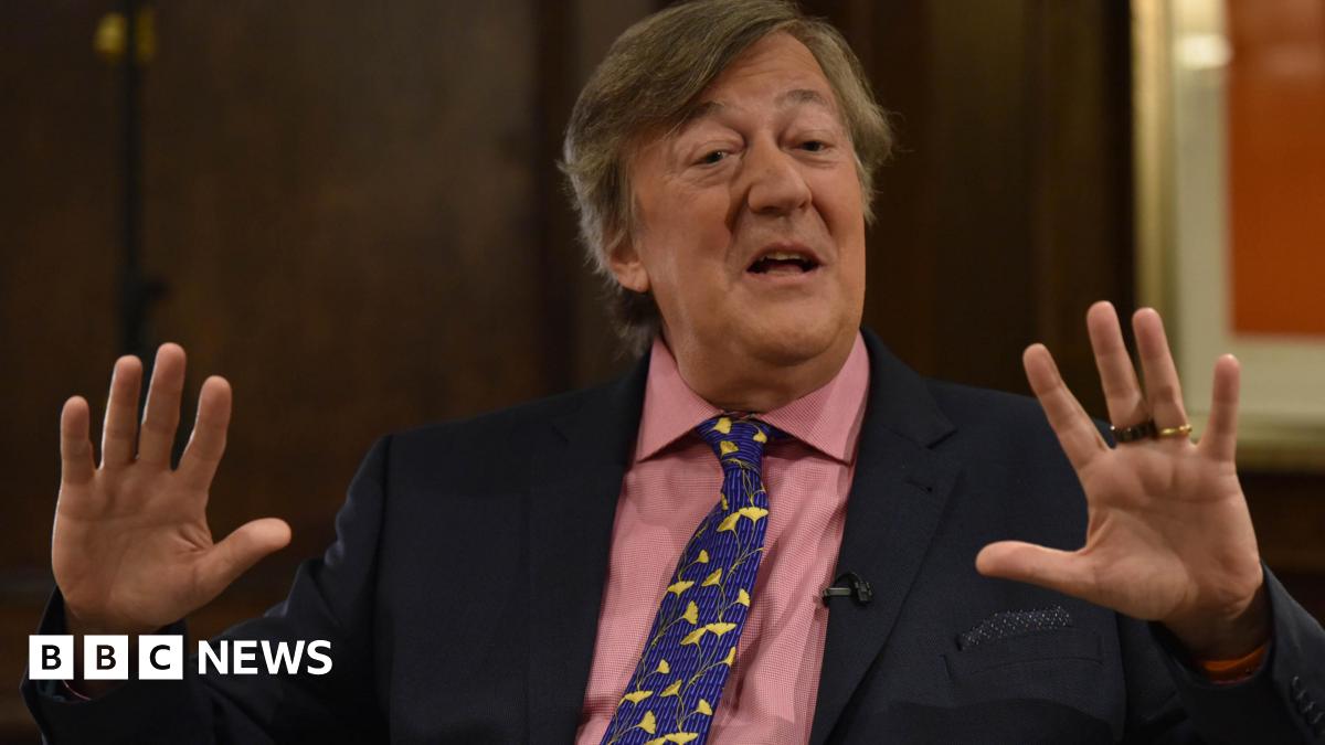 Stephen Fry joins campaign to save Devon mobile libraries - BBC News