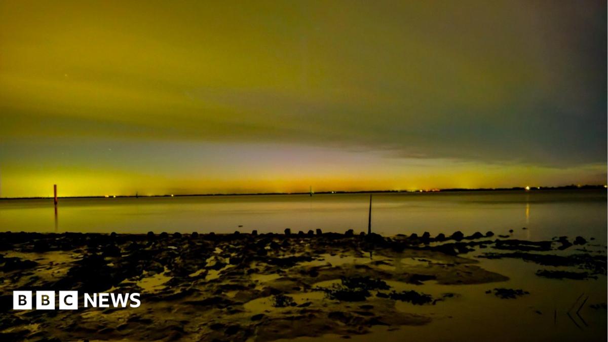 Sky meets sea: Northern Lights captured over coast - BBC News