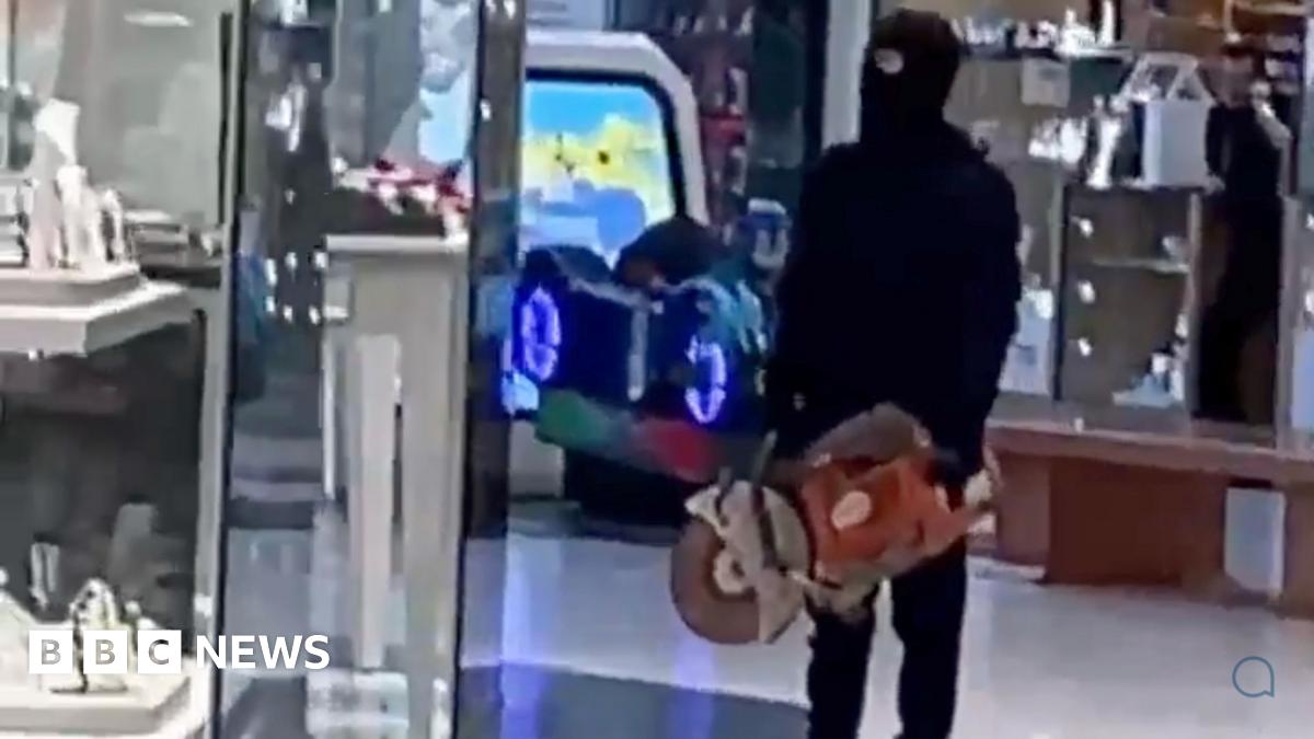 White Rose robbery: Armed gang ransack stores in Leeds mall - BBC News