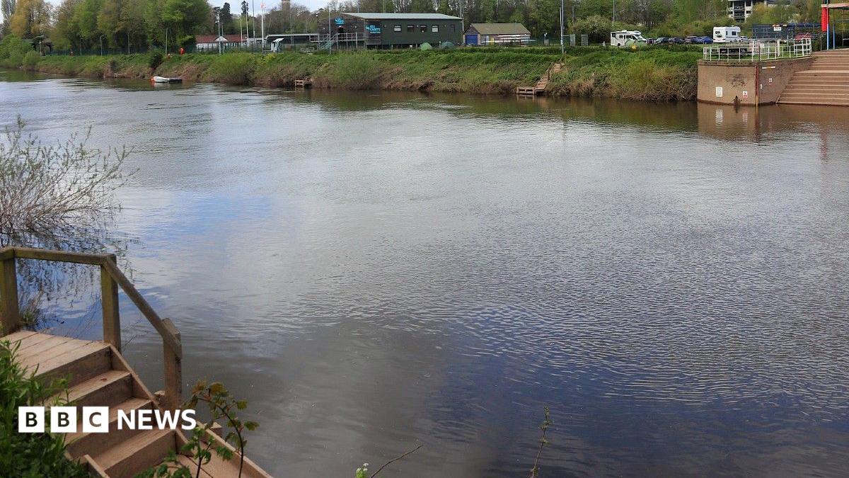Concerns over plan for more angling platforms along River Wye - BBC News