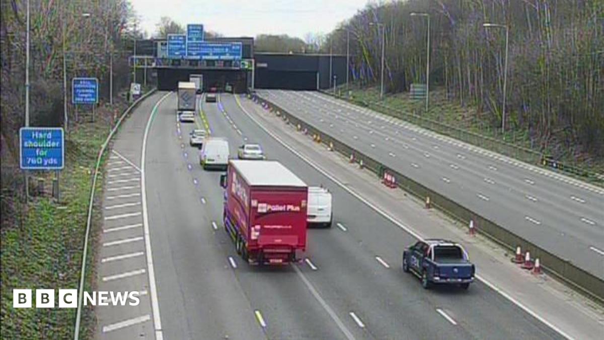 M25 closed in Essex after driver medical emergency - BBC News