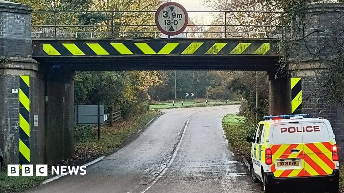 Lorry driver flees after hitting Rutland railway bridge - BBC News