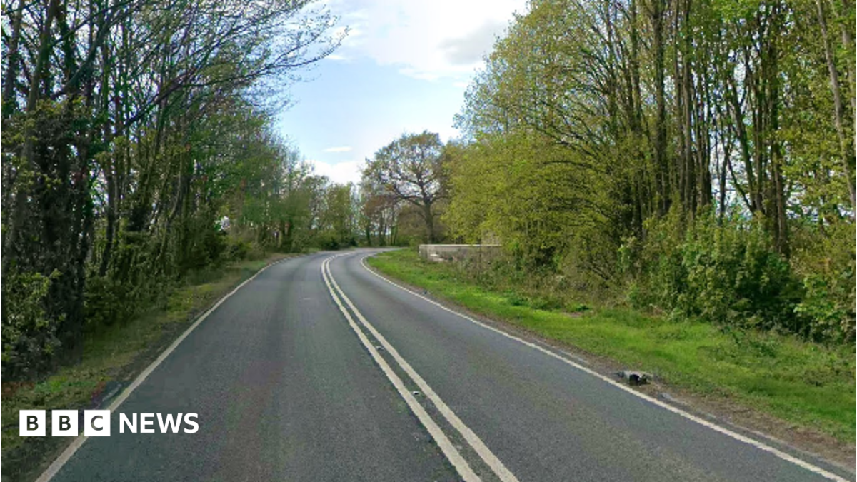 A40 through Cotswolds closed after serious crash - BBC News