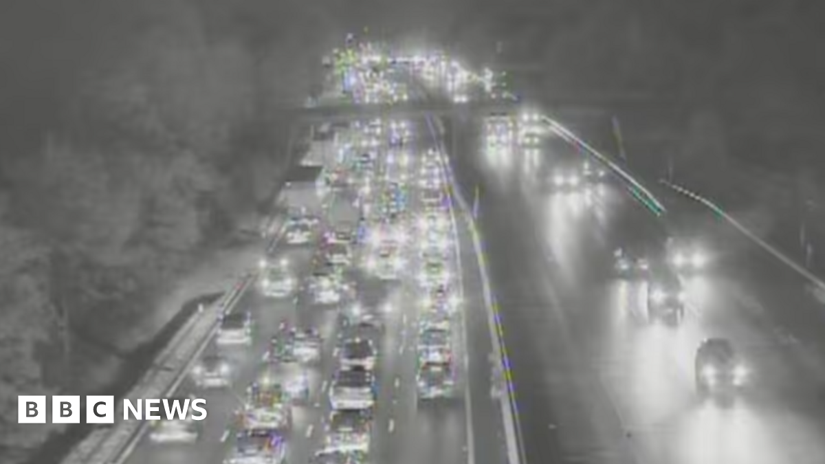 Delays on M56 after crash near Manchester Airport - BBC News