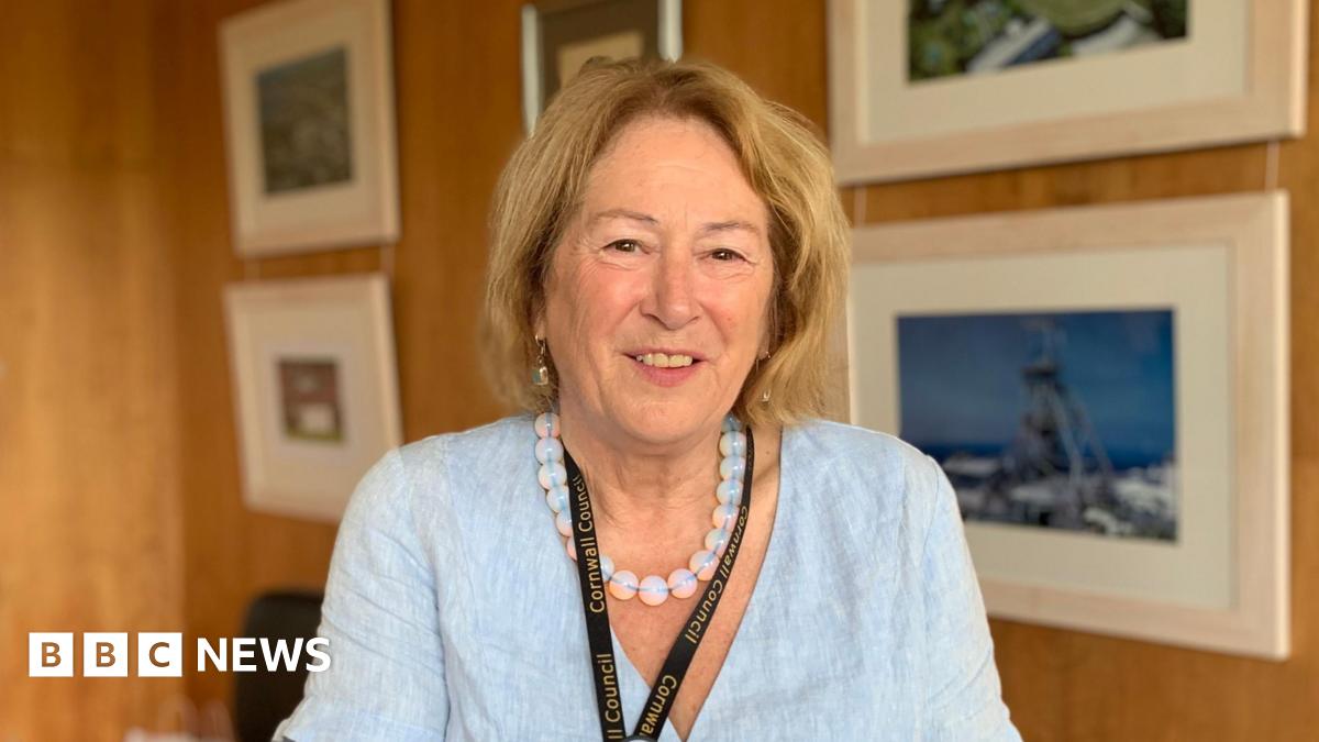 Cornwall Council's Linda Taylor calls no-confidence vote strange - BBC News