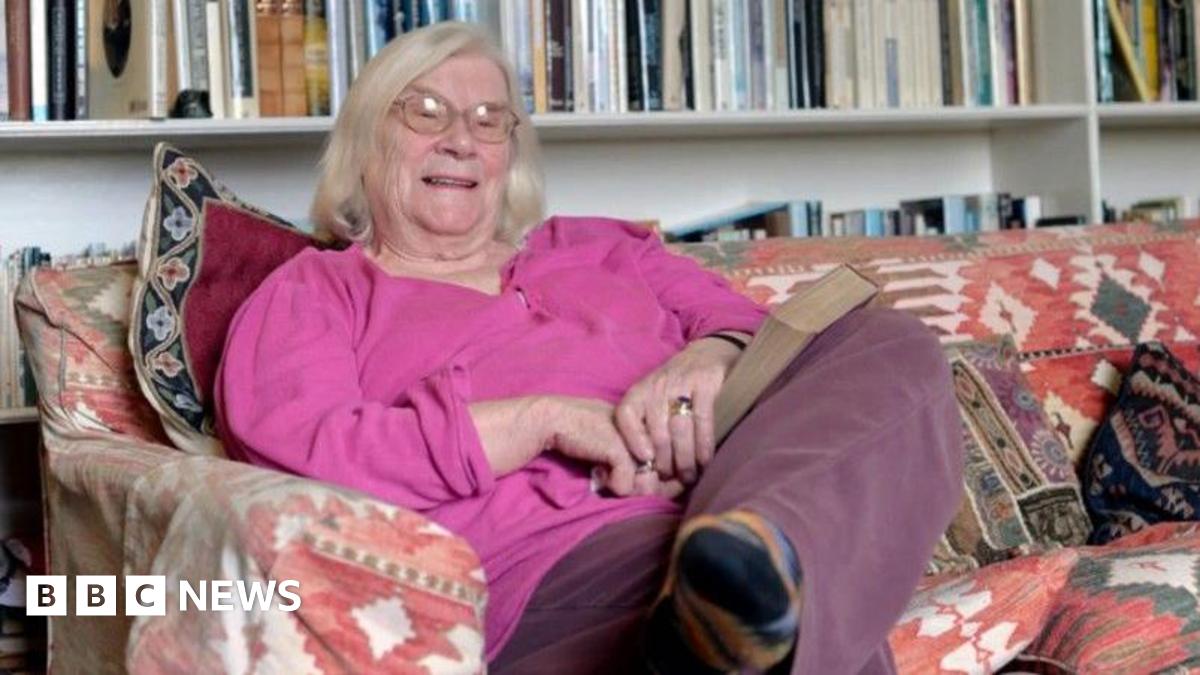 Jennifer Johnston: A 'literary giant' and Dublin-born Derry girl - BBC News